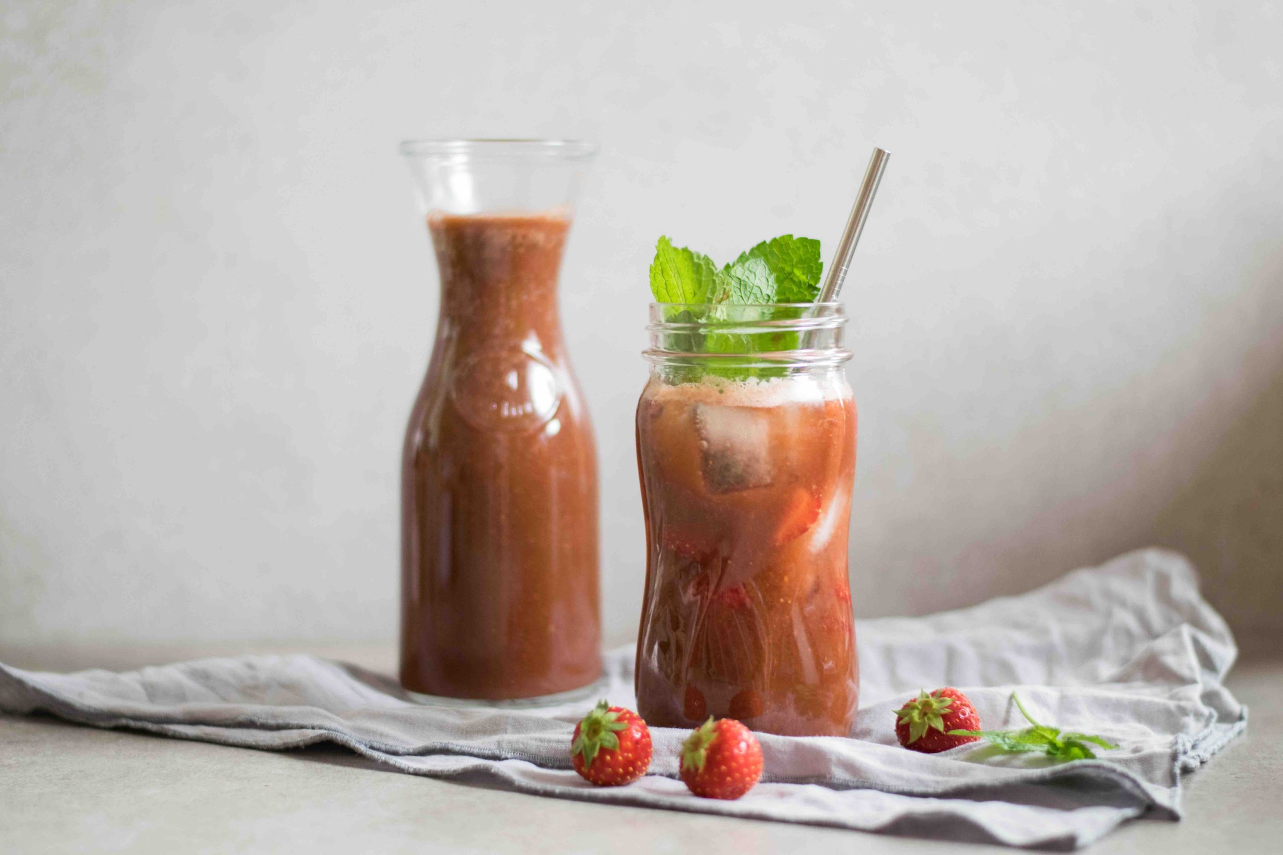 selbstgemachter Erdbeer-Eistee ohne Zucker - mintnmelon.com